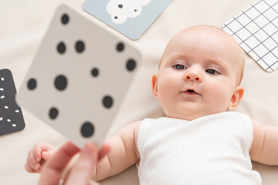 Hoe ziet de visuele ontwikkeling van mijn baby eruit? Eerste jaar uitgelegd